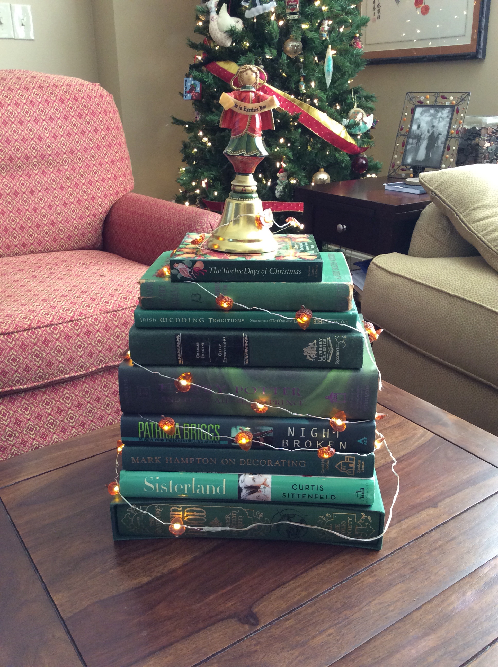 This Chicks Sunday Commentary: Christmas Book Tree’s – The Reading Chick